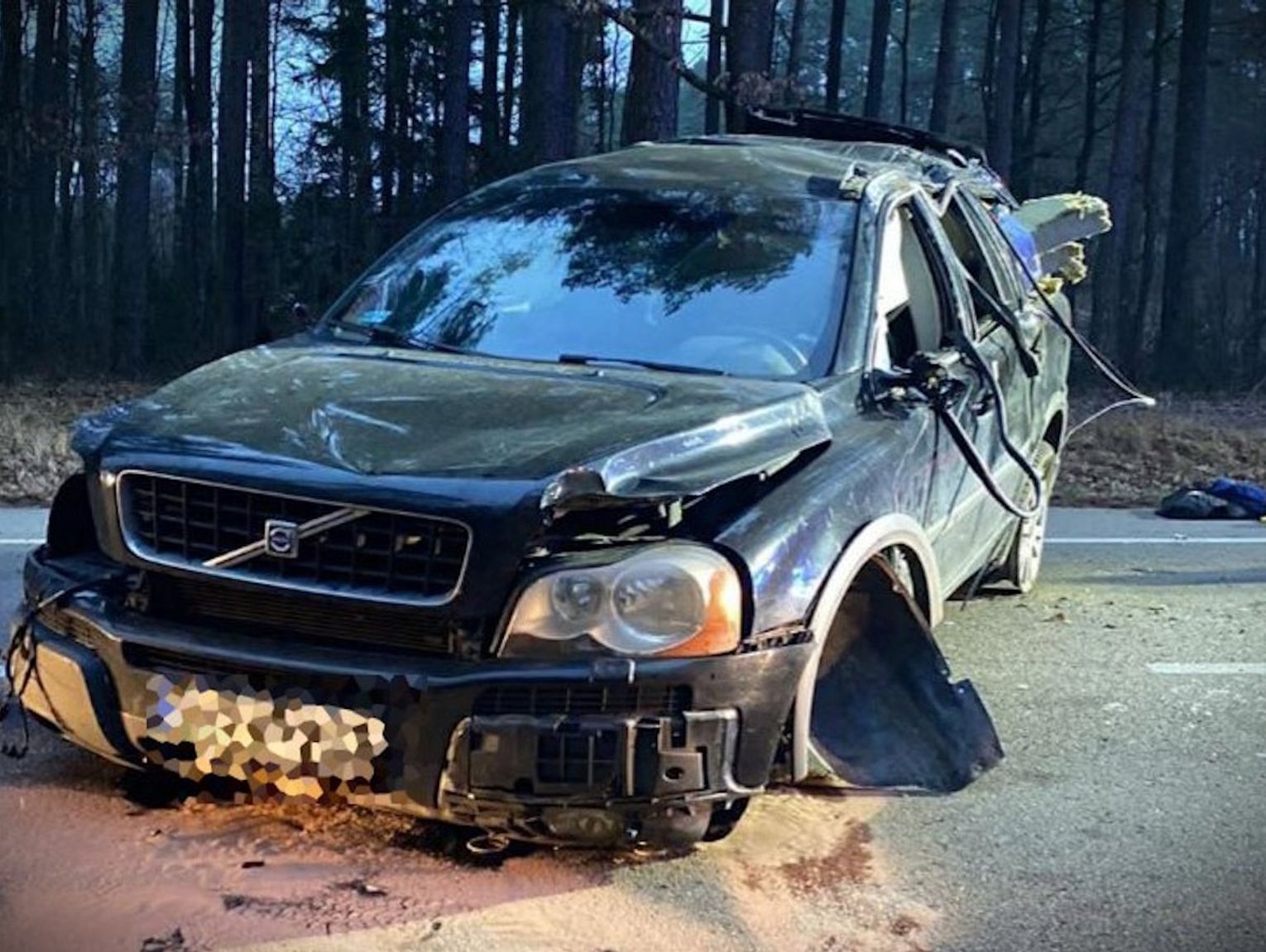 Długosiodło: Tragiczny finał dachowania volvo. Kierowca miał pas za ...