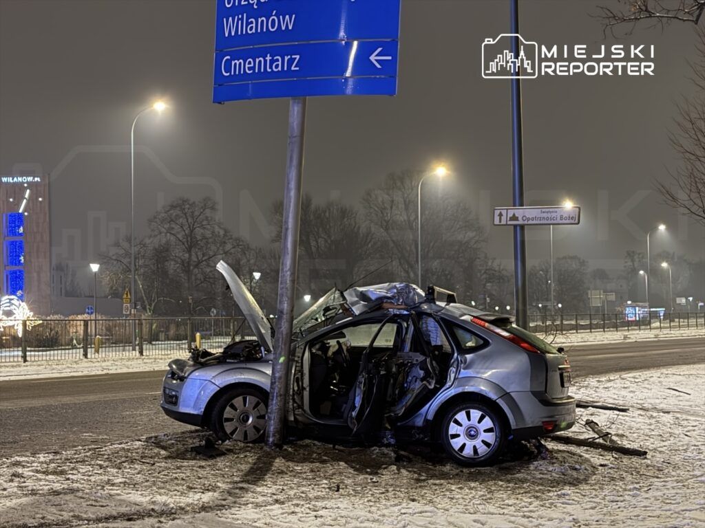 Warszawa: Śmiertelny wypadek w Wilanowie. Auto uderzyło bokiem w słup ...