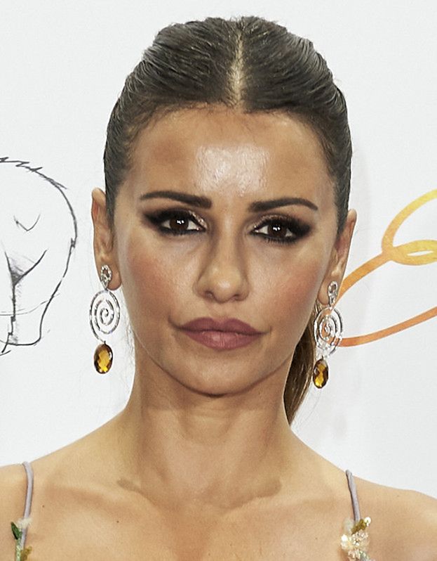 Ulizana siostra Penelope Cruz walczy o uwagę na ściance - Pudelek
