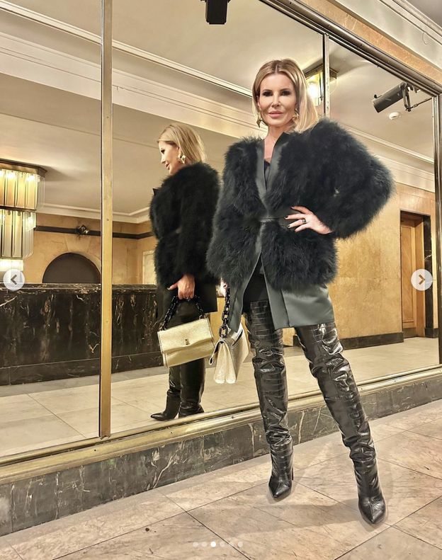 Joanna Racewicz w kozakach do połowy uda zadaje szyku w teatrze ...