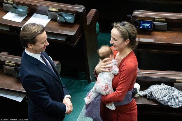 Karina Bosak zabrała do Sejmu córkę. Emilka ma dopiero kilka tygodni ...