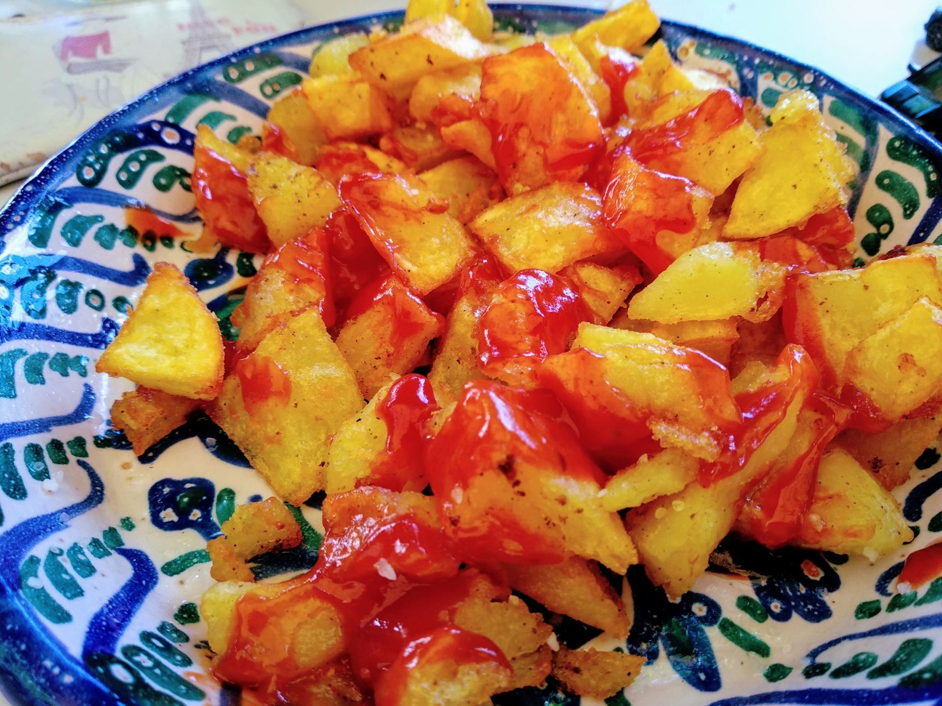 Patatas bravas - znak rozpoznawczy madryckiej gastronomii. Jednak ...