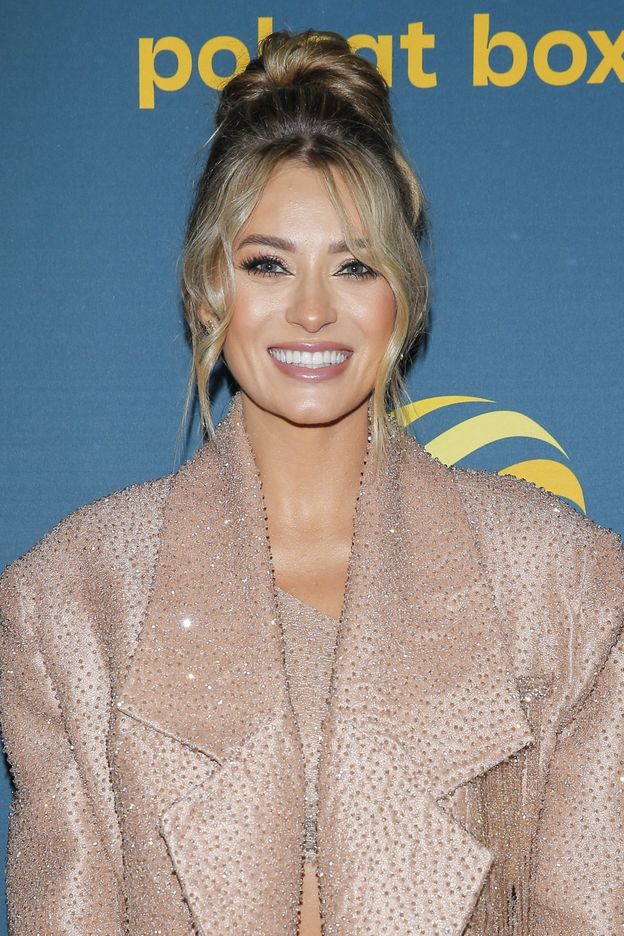 Naturalna Zawadzka pozuje na zdjęciu. "Instagram vs. rzeczywistość ...