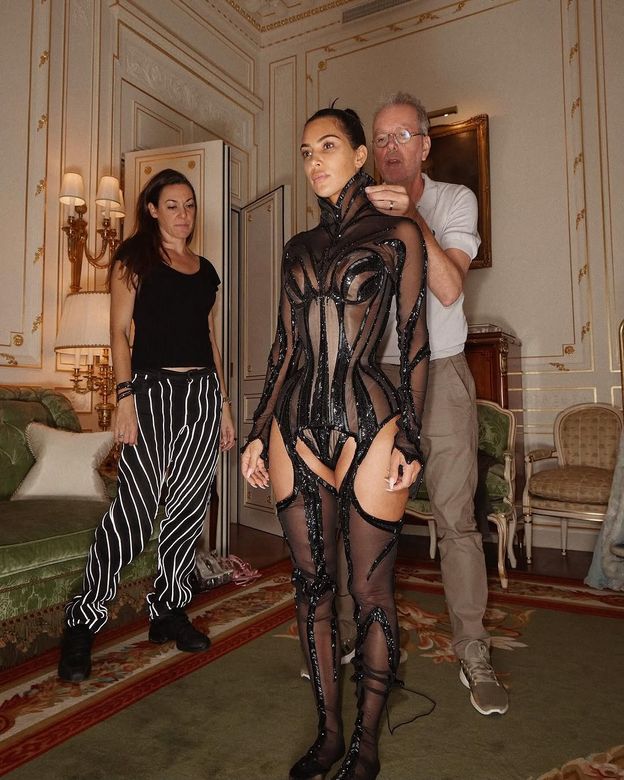 Przebrana za "seksownego owada" Kim Kardashian SZOKUJE bardzo wąską talią - Pudelek