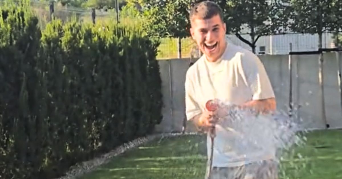 Friz oblał córkę z węża? Nagranie poszło w viral - Vibez