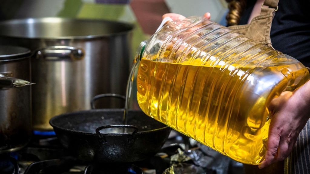Gdzie wyrzucić olej po smażeniu? Wiele osób popełnia błąd