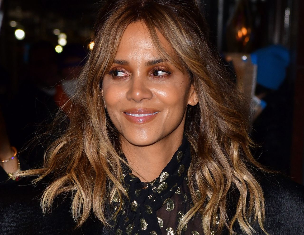 Pozuje na plaży. 56-letnia Halle Berry wybrała odważny wzór Pozuje na plaży. 56-letnia Halle Berry wybrała odważny wzór