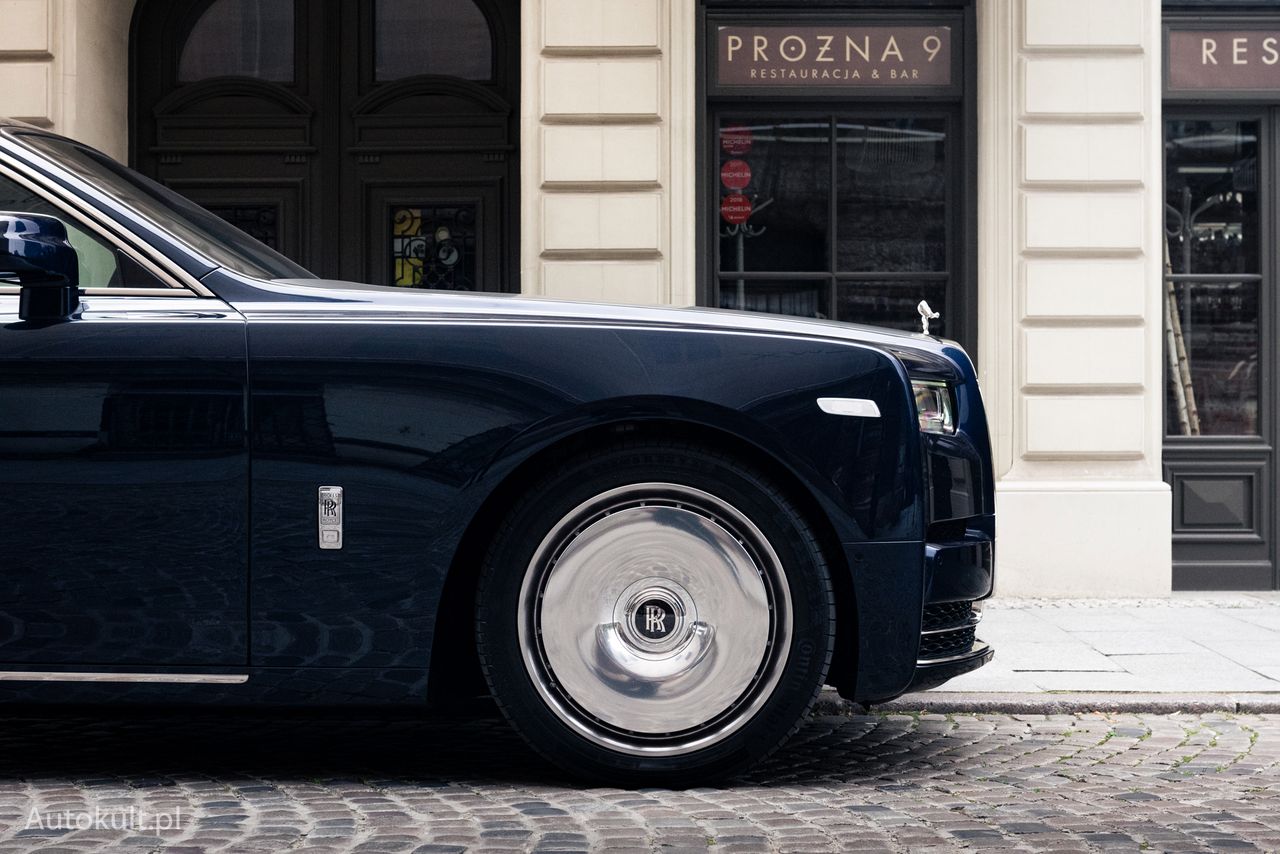 Test: Rolls-Royce Phantom kosztuje 4 mln zł, ma 6 m długości i ani ...