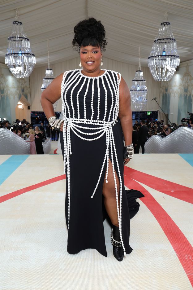 Odchudzona Lizzo pozuje w bieliźnie i prezentuje postępy w zrzucaniu kilogramów. Imponująca ...