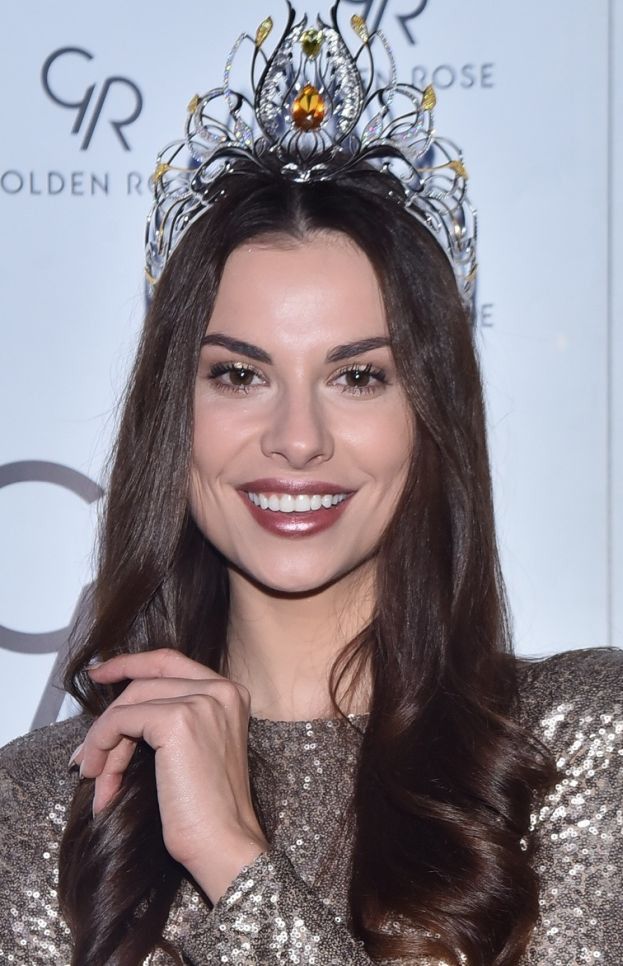 Nowa Miss Polonia odsłania nogi na imprezie - Pudelek