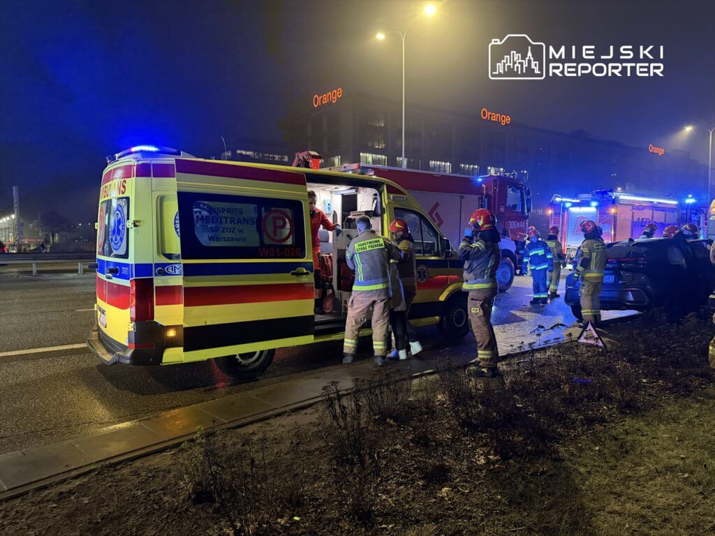 Warszawa: Kierowca osobówki wjechał pod autobus. Trafił do szpitala