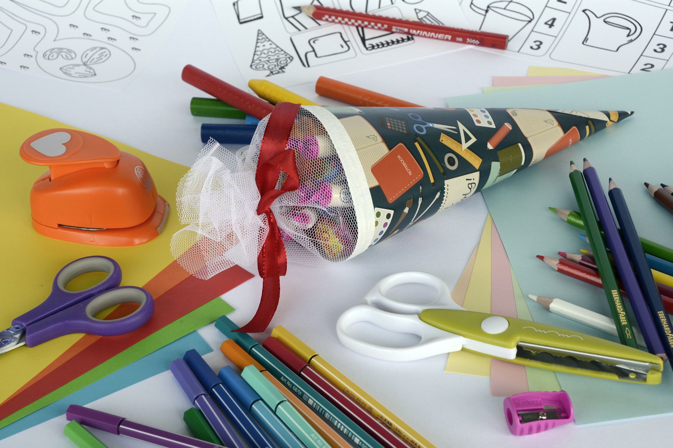 Tyta, czyli róg obfitości pierwszoklasisty. Co powinno się w niej znaleźć? - WP Wiadomości