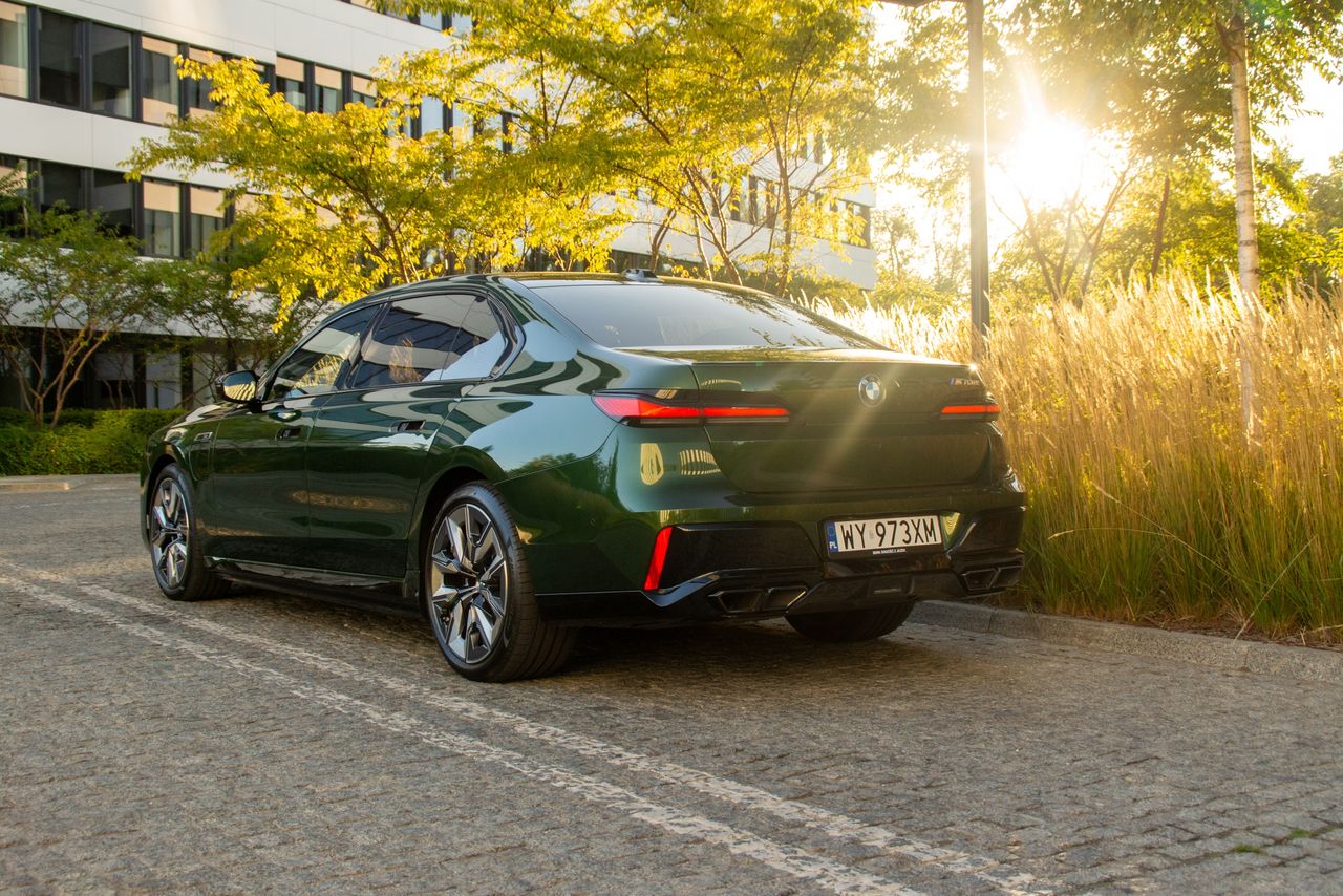 Test: BMW M760e xDrive – arcyhybryda, w której błogość ściera się z ...