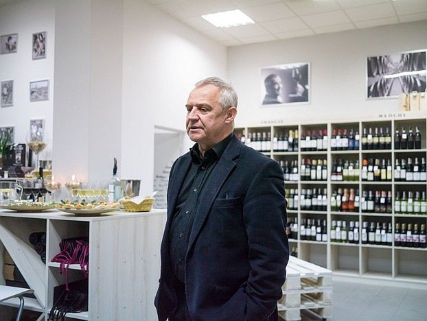 Kondrat stracił sklepy z winami. Wróci do aktorstwa? - Pudelek Kondrat stracił sklepy z winami. Wróci do aktorstwa? - Pudelek