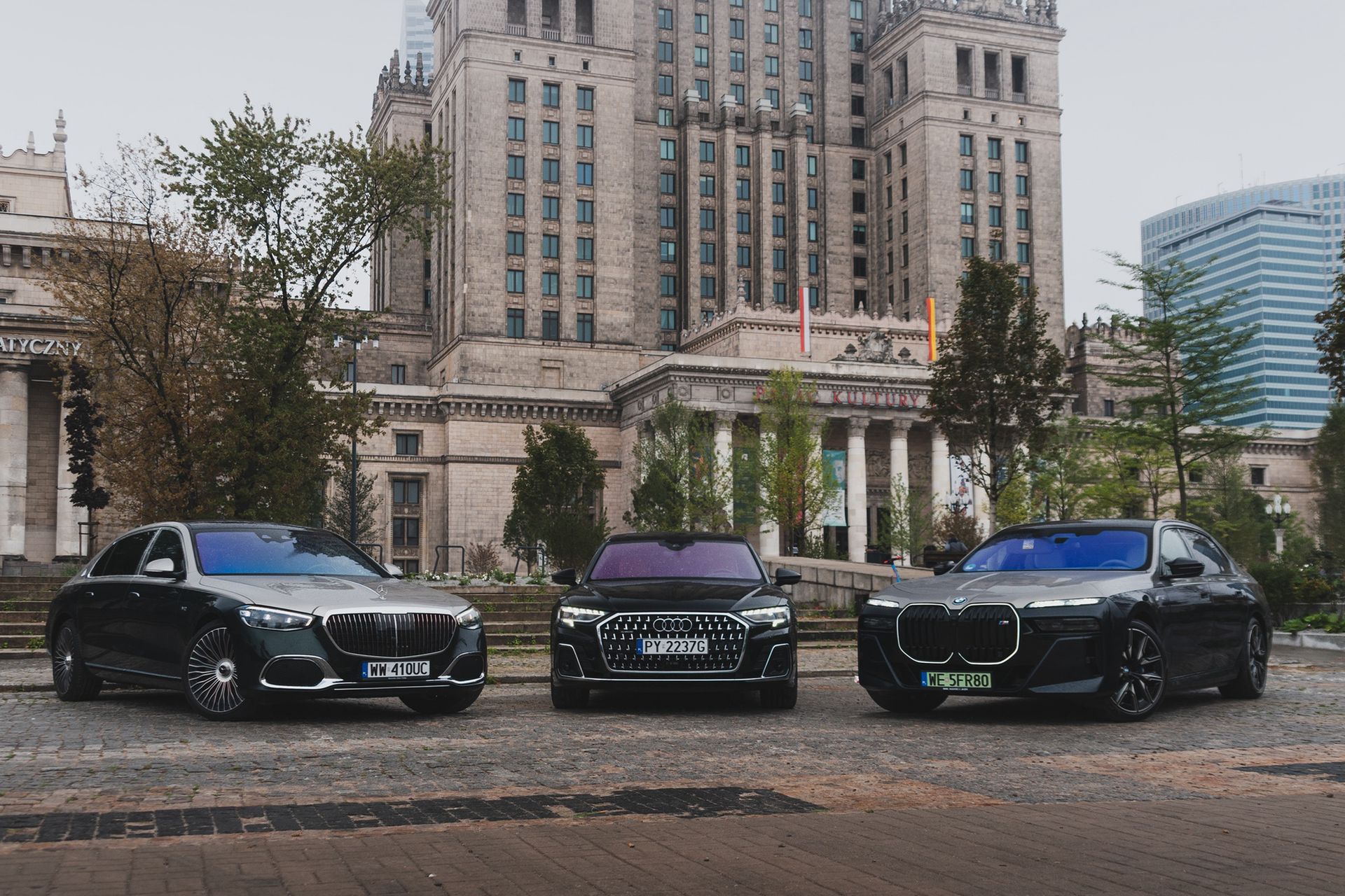 Porównanie hybrydowego Audi A8, elektrycznego BMW i7 oraz Mercedesa ...