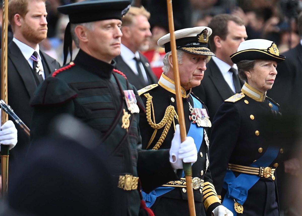 Król Karol III nie zaśpiewał hymnu na pogrzebie matki. Tak nakazuje ...
