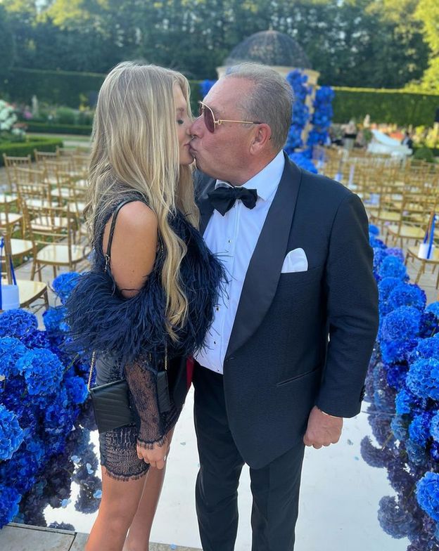 Ojczym Andziaks jest z młodszą o 40 lat Julką. Mówi o hejcie - Pudelek