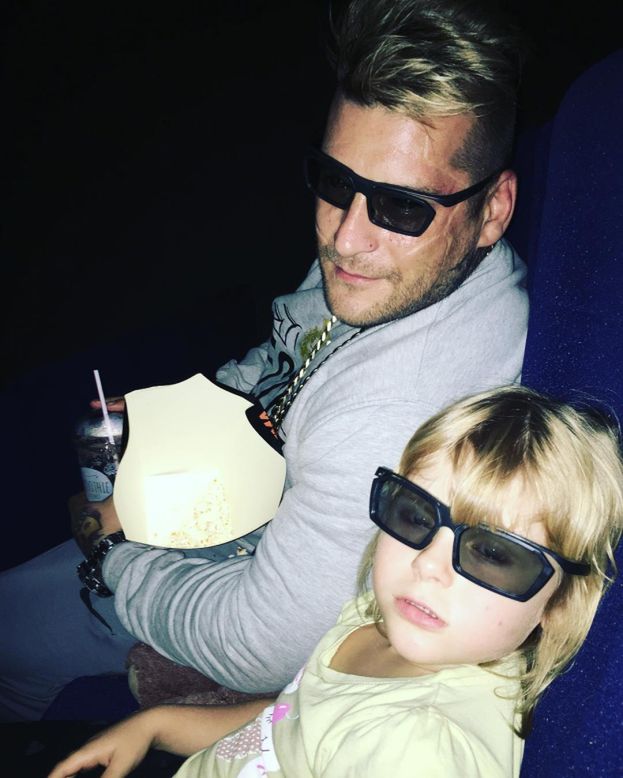 Popek pokazał matkę swojej córki! Wygląda... normalnie! - Pudelek