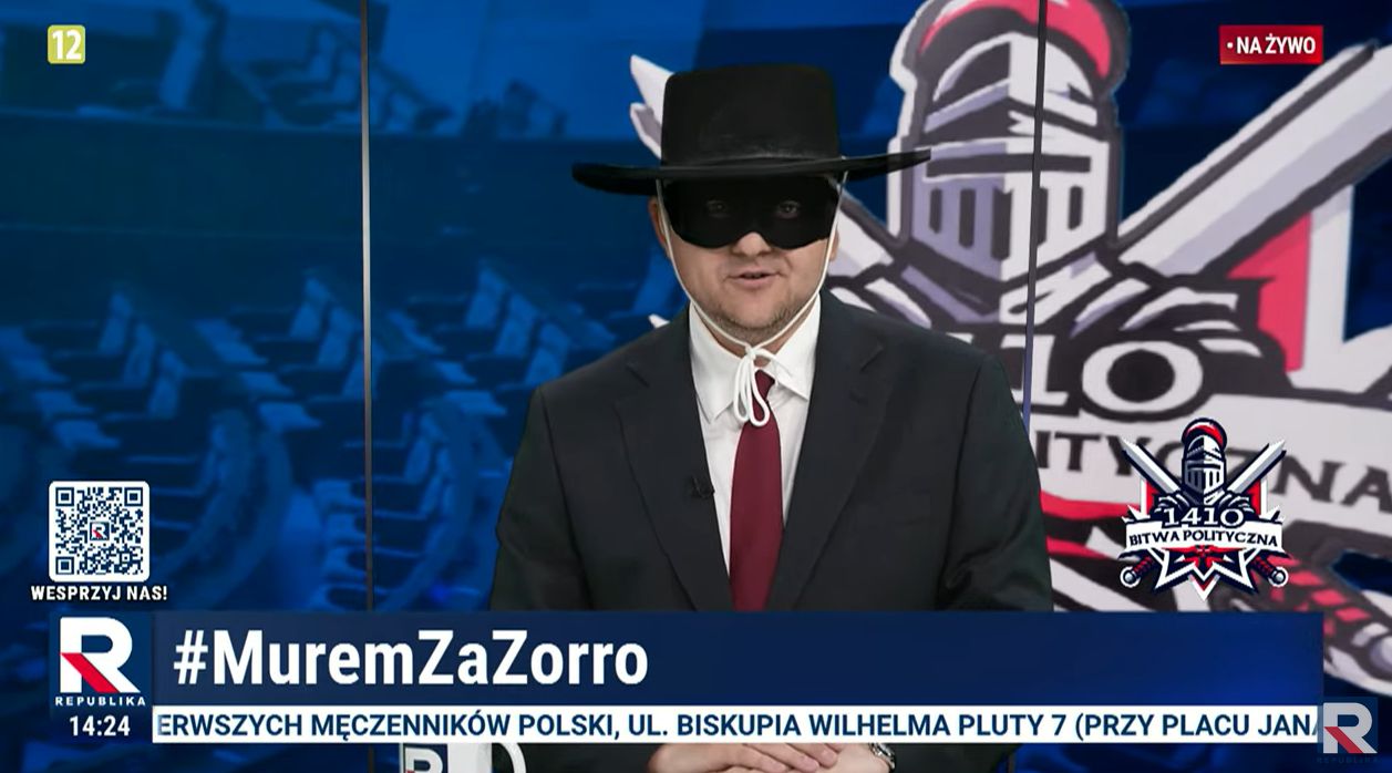 Matecki w kapeluszu i masce. "Ja jestem Zorro"