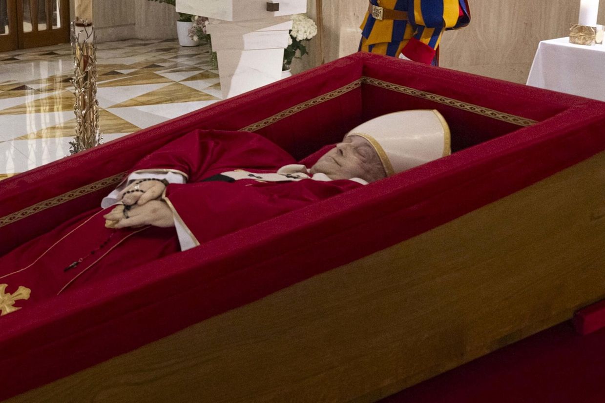 Trumna z ciałem papieża. Wieści z Watykanu