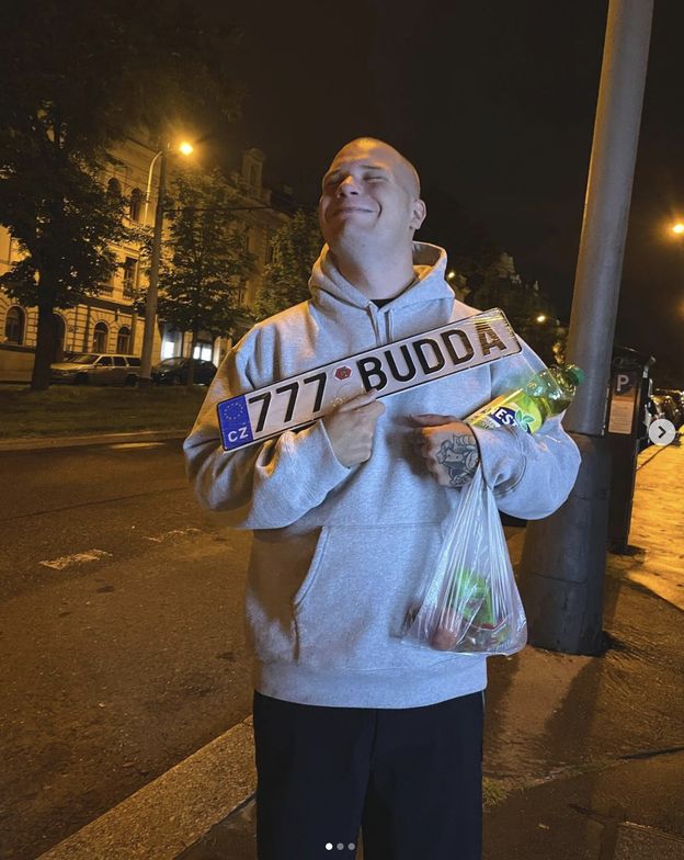 Budda rozda samochody. Ich wartość to ponad 3 miliony złotych - Pudelek