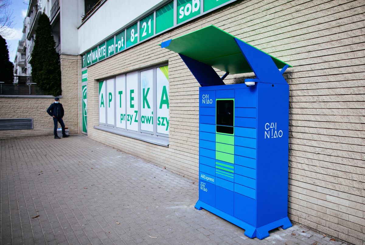 Warszawa. Niebieski paczkomat od AliExpress. Pierwszy stanął na Woli ...