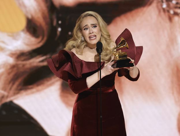 Wyfiokowana Adele w spektakularnej kreacji Louis Vuitton świeci kolejny triumf na Grammy ...
