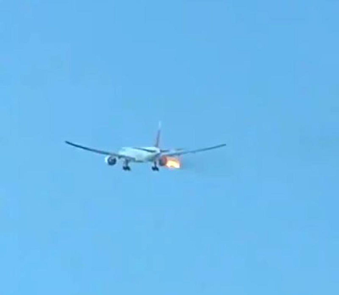 Samolot zaczął płonąć w trakcie lotu. Dramatyczne chwile na pokładzie Boeinga 777 [Zobacz wideo]