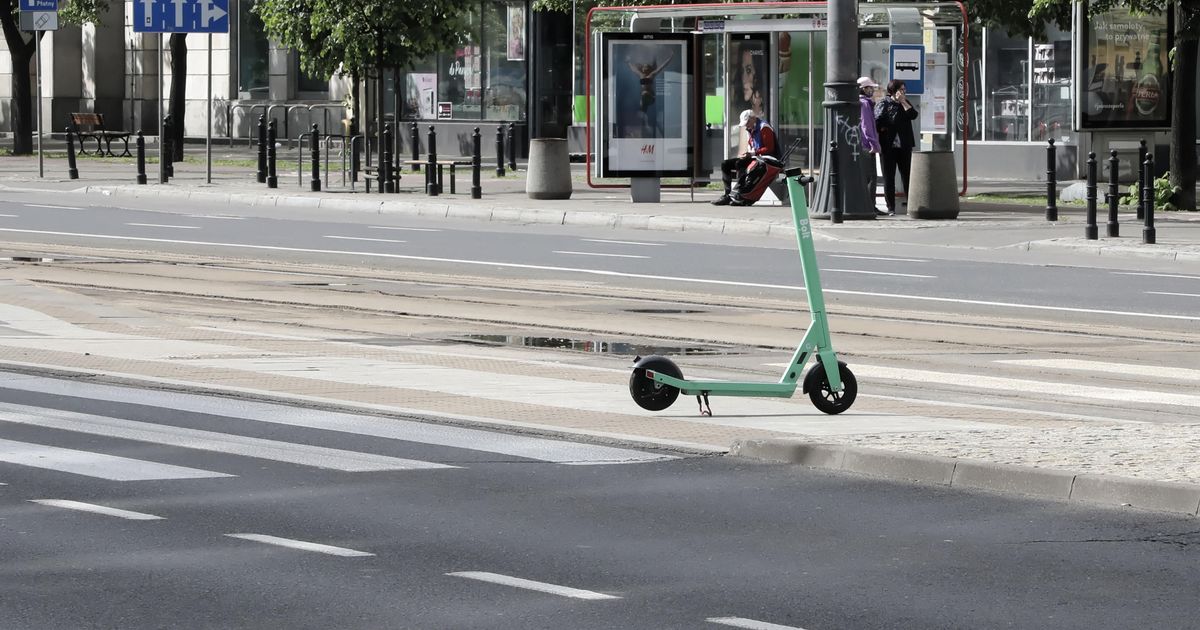 Wypadek na hulajnodze. 17-latka nie zauważyła dziury w drodze - WP Wiadomości