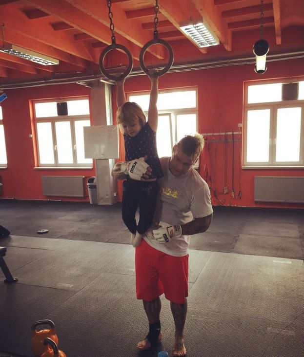 Popek pokazał matkę swojej córki! Wygląda... normalnie! - Pudelek