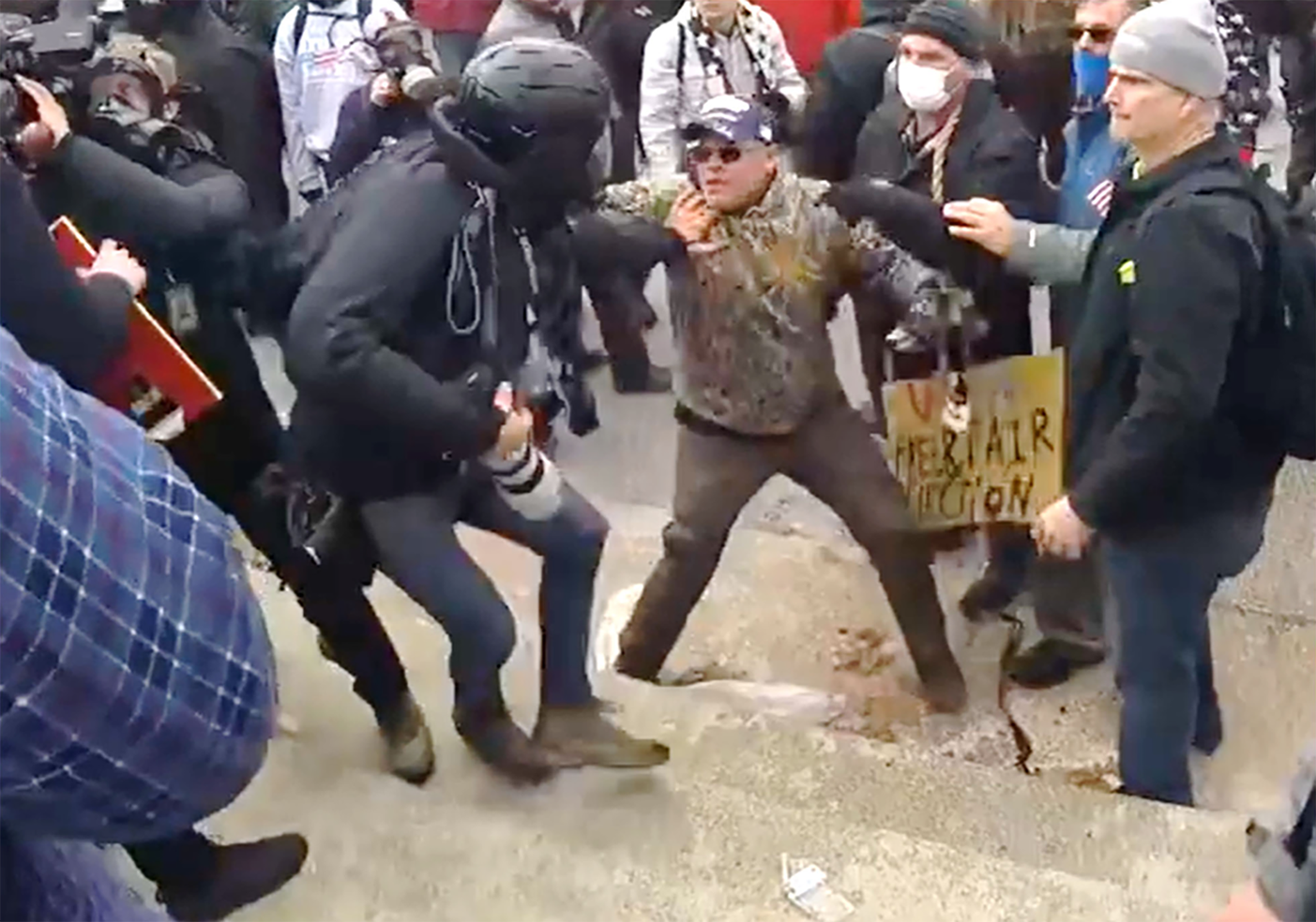 Zaatakował fotografa AP podczas szturmu na Kapitol w USA. Pójdzie do ...