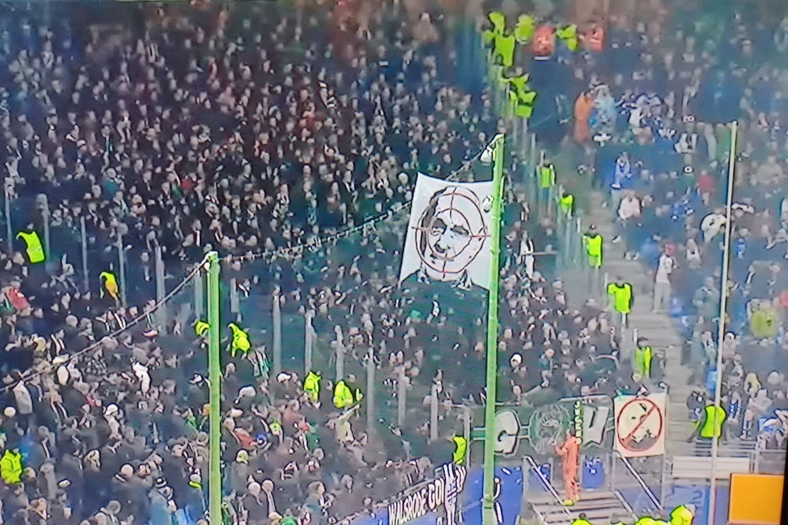 Skandal w Niemczech. Mecz przerwano, gdy sędzia spojrzał na trybuny ...