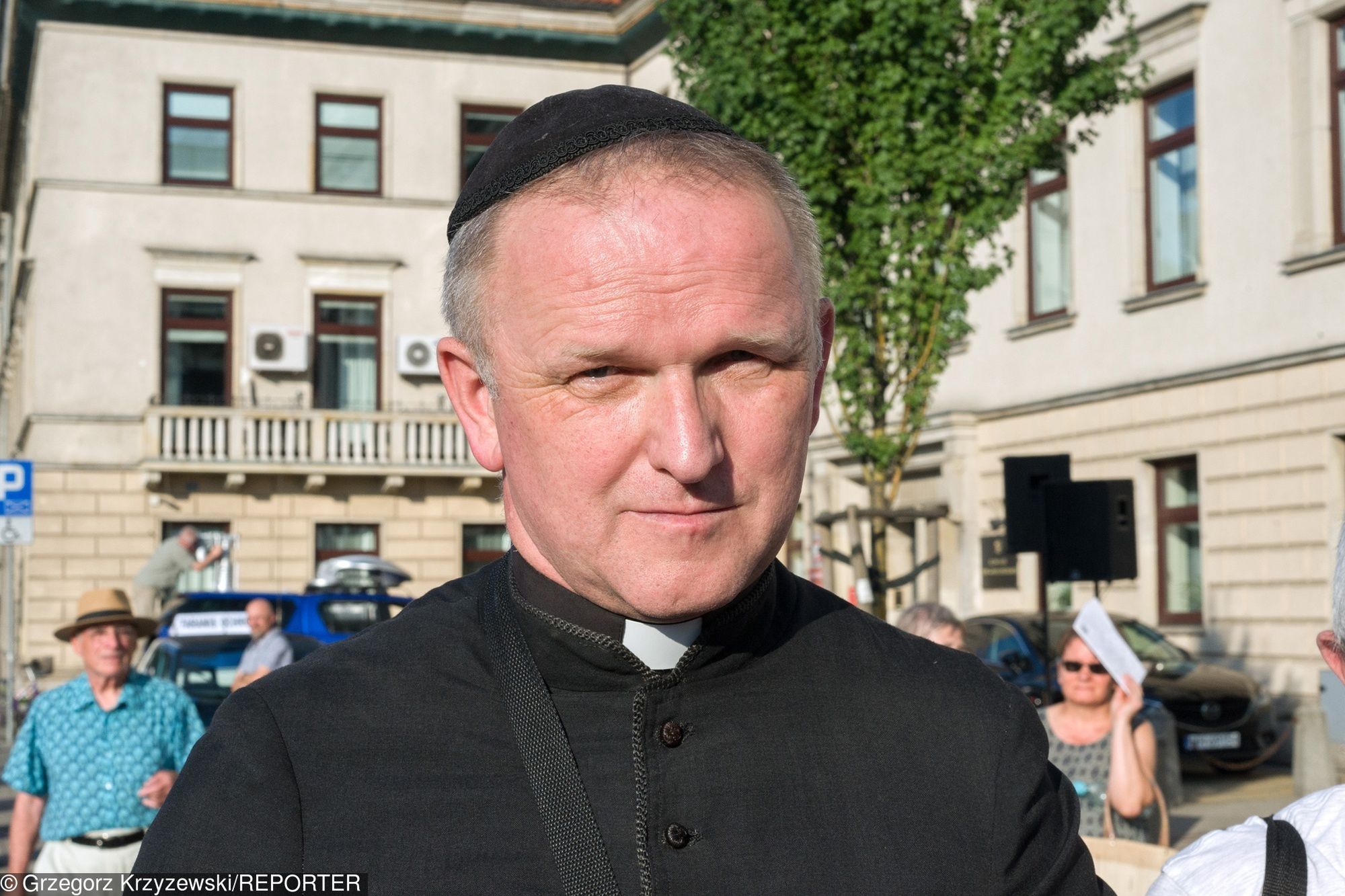 Ks. Lemański do duchownego. "Odwal się klecho, bo im do pięt nie ...