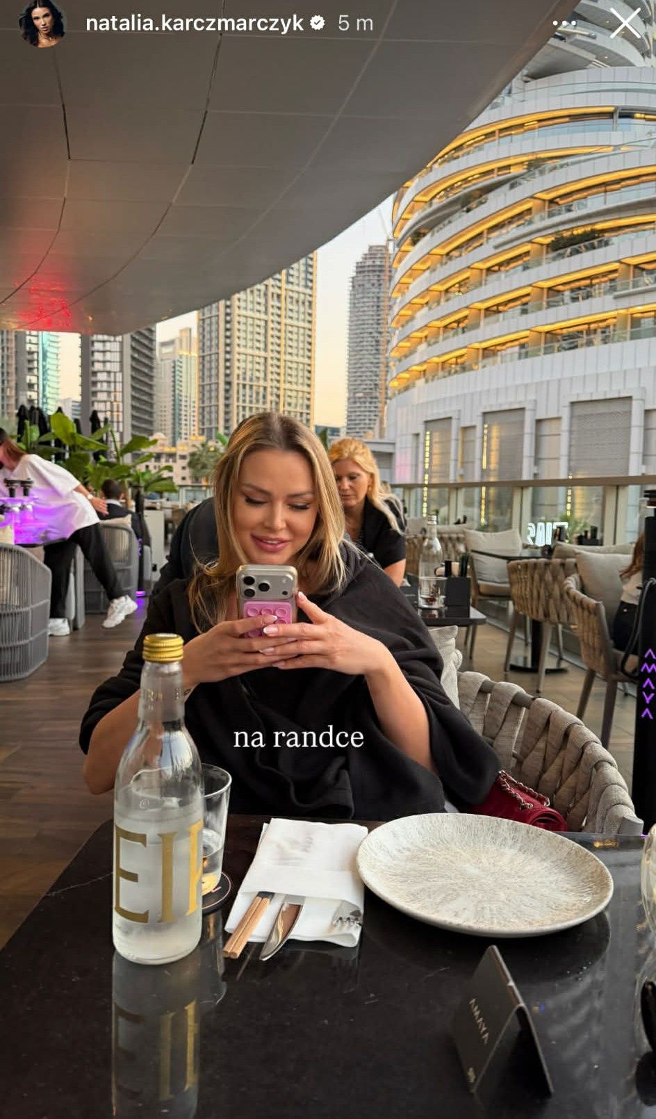 Odziane w bikini Natsu i Ola Ciupa relacjonują dubajski wywczas - Pudelek
