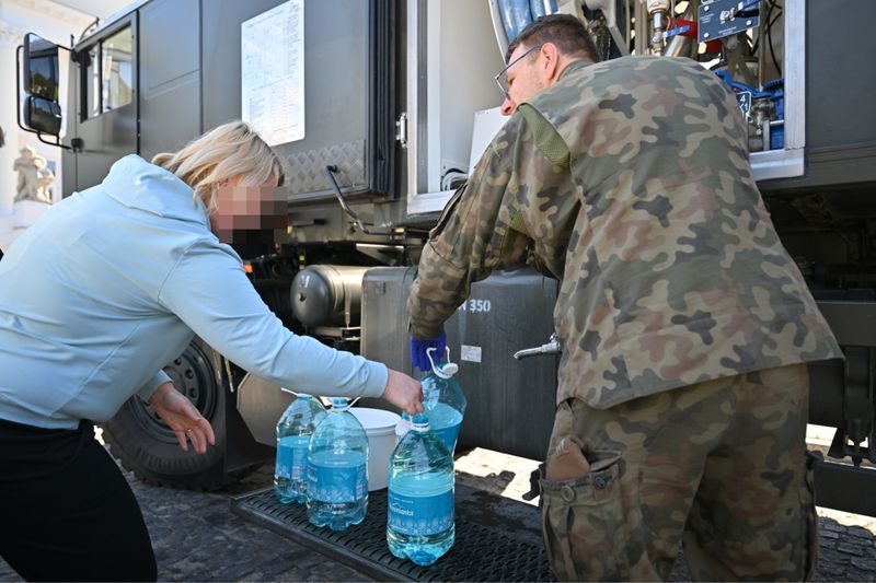 "Myjemy się w miskach". Mieszkańcy Otwocka są odcięci od wody