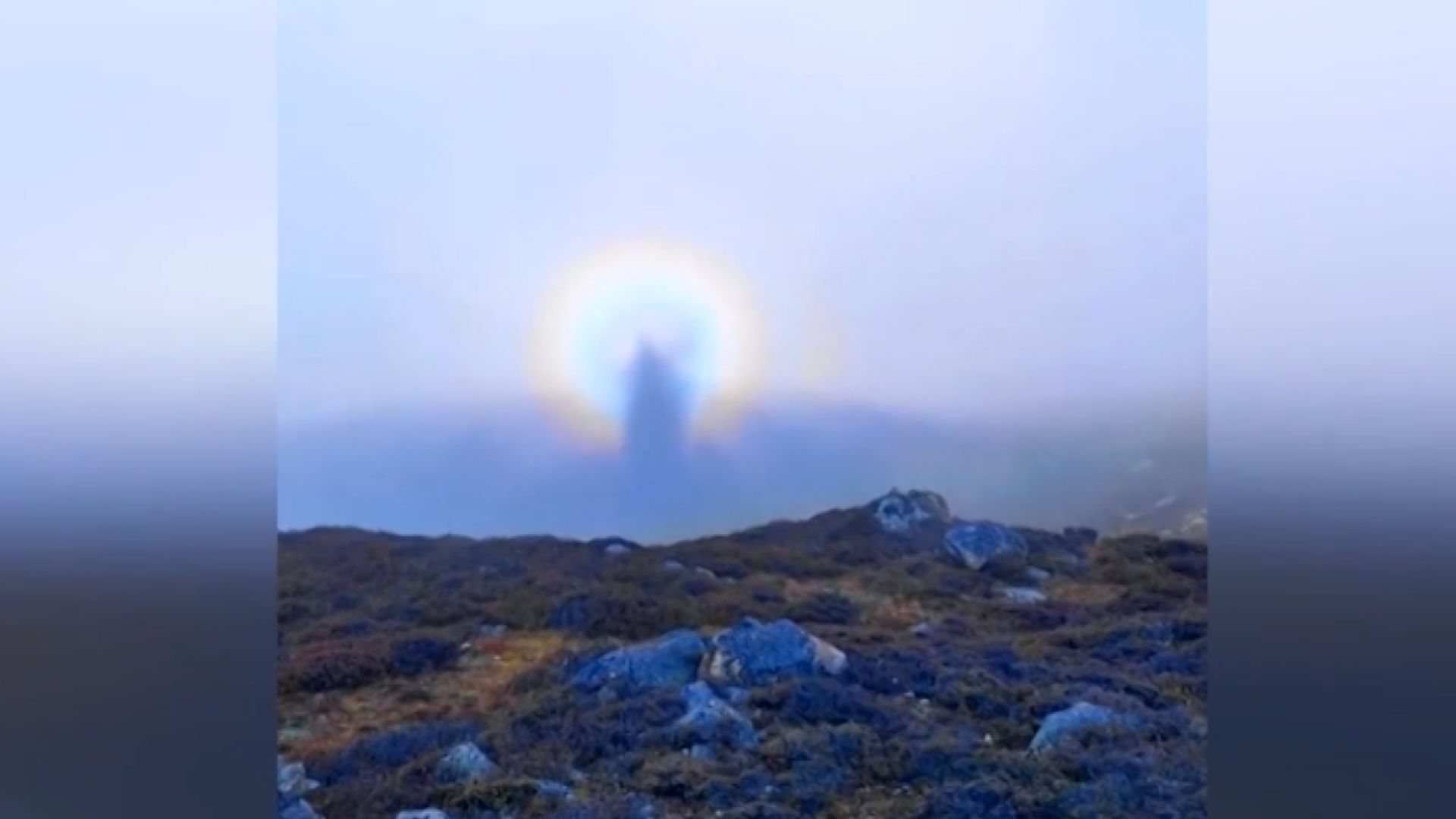Tajemnicze zjawisko na niebie w górach. "Postać z aureolą" - WP Wiadomości