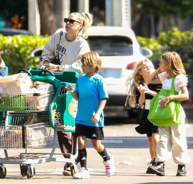 Rzadki widok. Żona Iglesiasa ze wszystkimi dziećmi na zakupach - Pudelek