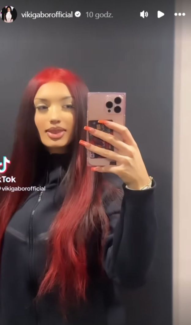 Viki Gabor pręży się przed lustrem w ognistoczerwonych włosach - Pudelek