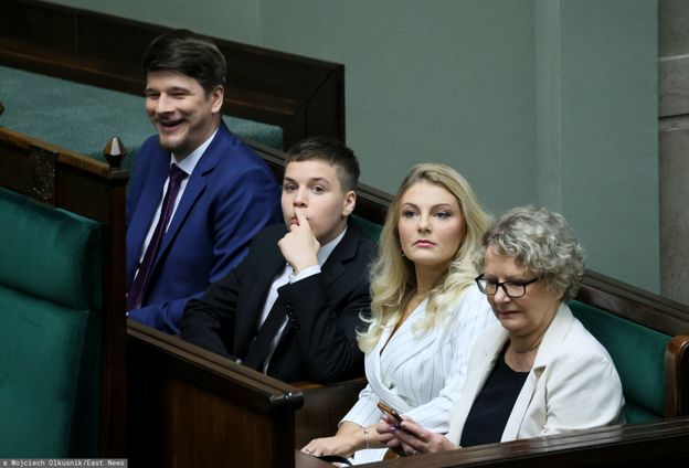 Młodsza siostra Karola Nawrockiego kibicuje mu podczas zaprzysiężenia. Kim jest Nina Nawrocka i ...