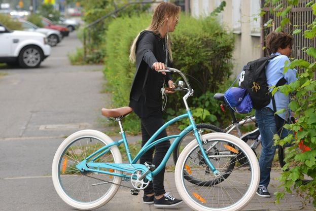 Edyta Górniak i Alan w drodze do szkoły (ZDJĘCIA) - Pudelek