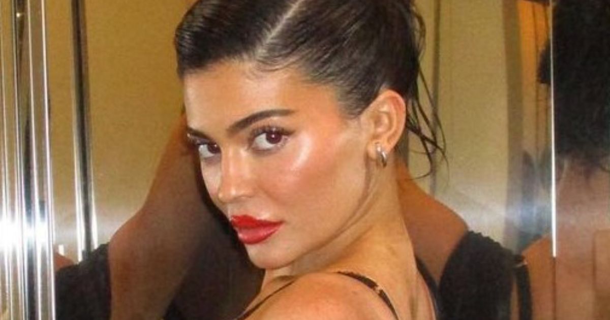 Kylie Jenner pokryła się koronką. Do zdjęcia pozuje w bieliźnianej ...