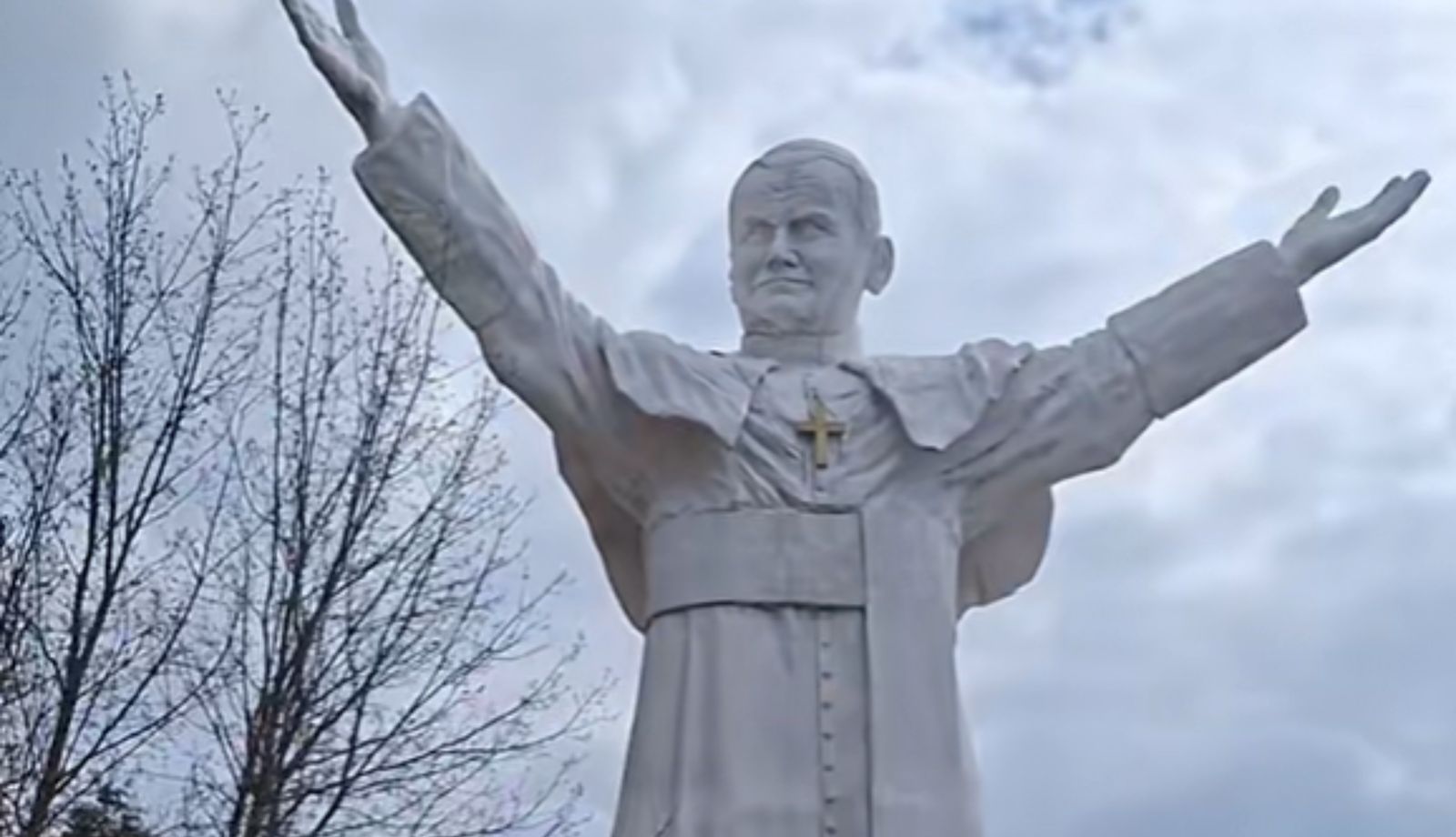 Największy na świecie. Pomnik Jana Pawła II popada w ruinę