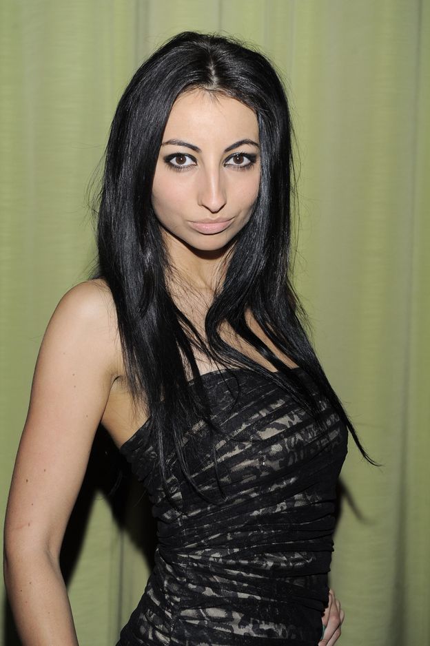 ODMIENIONA Jola Rutowicz wygina się przy basenie. Jak inna osoba? - Pudelek