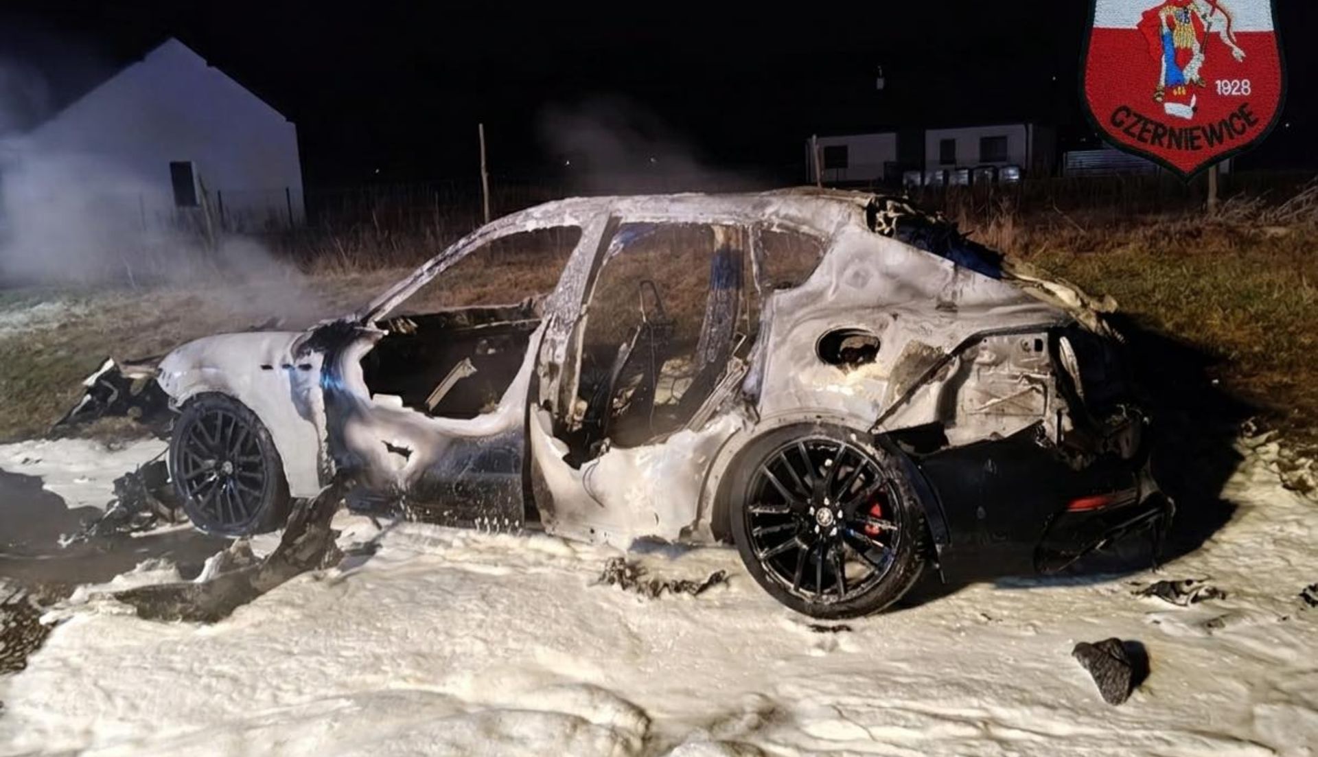 Tyle zostało z Maserati. Nocny alarm w Czerniewicach