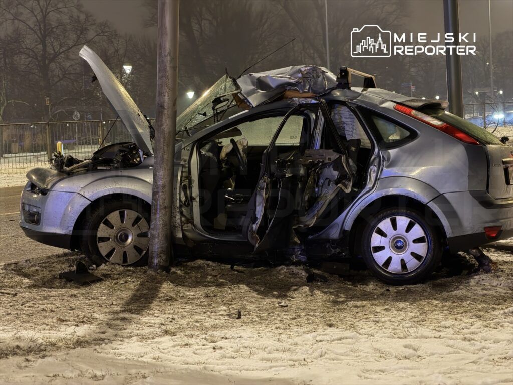 Warszawa: Śmiertelny wypadek w Wilanowie. Auto uderzyło bokiem w słup ...