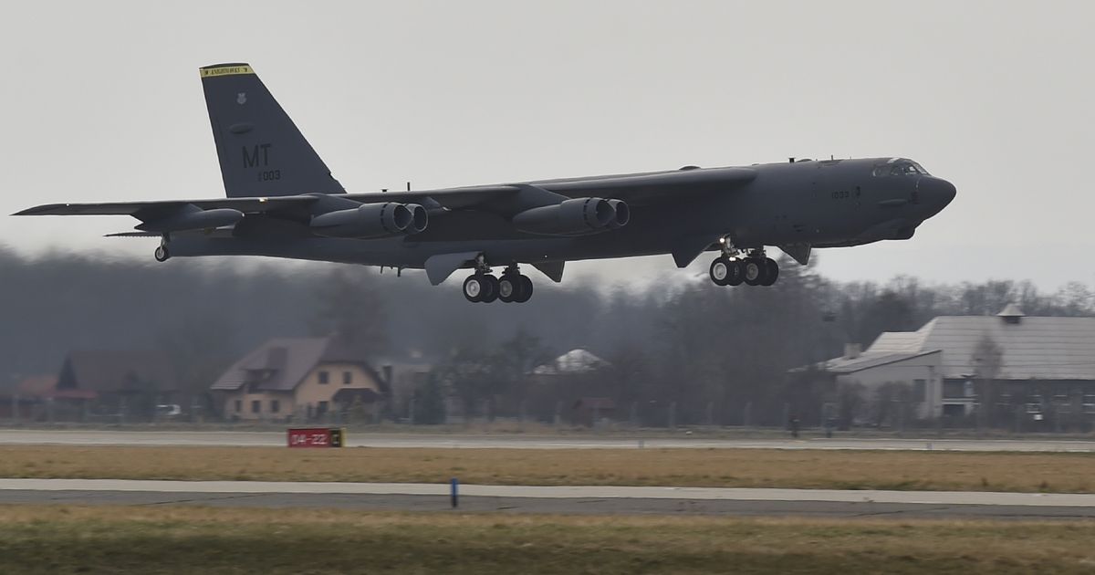 Boeing B-52 Stratofortress. Amerykański bombowiec pojawił się w Polsce. Osiągi maszyny wzbudzają ...