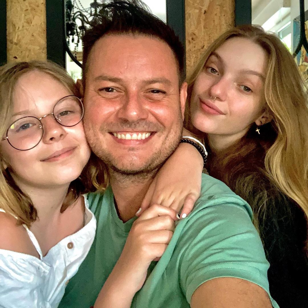 Pamiętacie Bartka Wronę z Just 5? Wzdychały do niego nastolatki, teraz ...