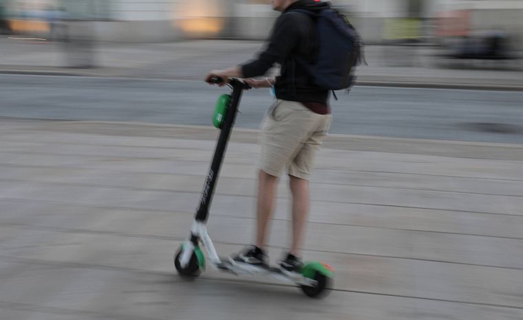 Nieprzepisowa jazda na hulajnodze elektrycznej. Posypały się mandaty