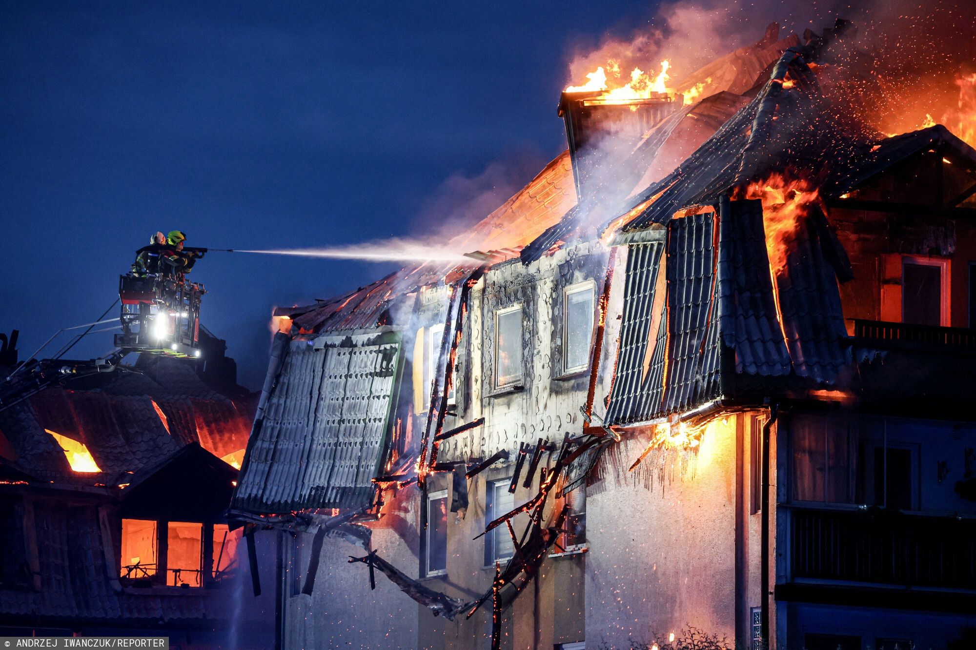 Pożar bloków w Ząbkach. Jaką pomoc otrzymają poszkodowani mieszkańcy?