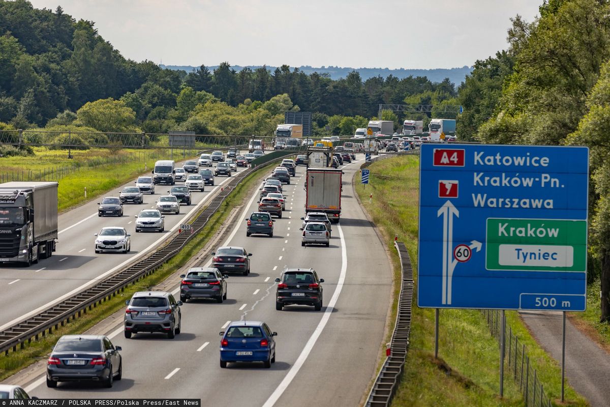 Autostrada A4 stoi. Korek na 6 kilometrów po kolizji trzech aut - WP Wiadomości